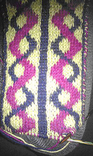 Ravelry: 3 coloured Helix type pattern pattern by Rikke Brandt