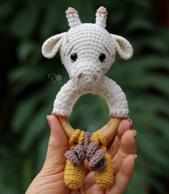 Ravelry: Giraffe Sensory Rattle pattern by Rosâne Spera