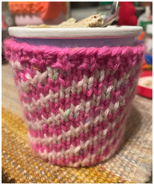 Ravelry: Strawberry swirl pint cozy pattern by Robin Smallwood