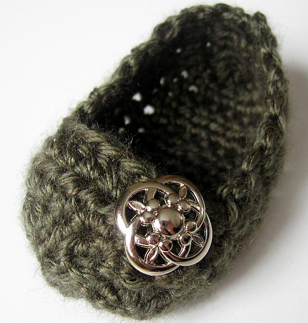 Ravelry: Cross Over Toe Baby Ballet Slippers pattern by Laura Hooker