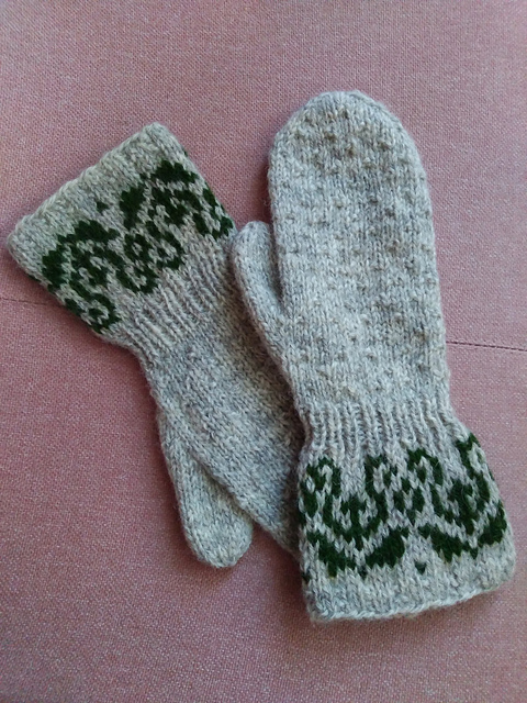 Ravelry: Jane mittens pattern by Sarah Dingwell