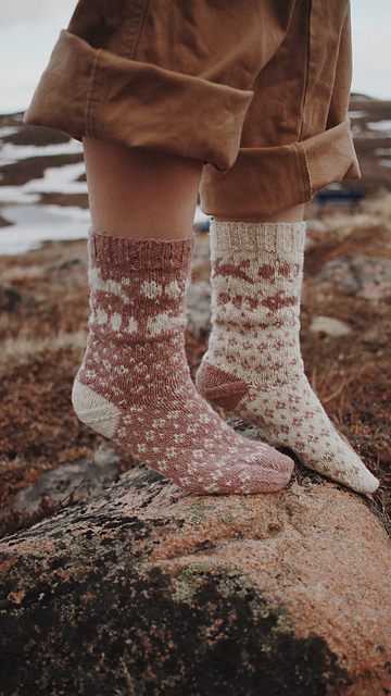 Ravelry: moonbun socks pattern by saskie&co