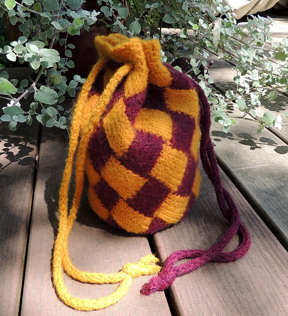 Ravelry: Bagging Entrelac! pattern by Willa Schrlau