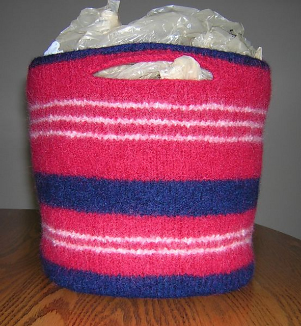 Ravelry: Round Bottom Buttonhole Handle Bag pattern by Sally Walter