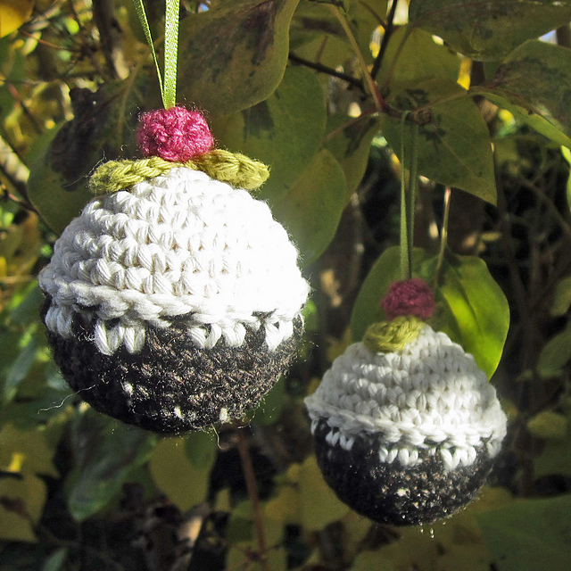 Ravelry: Christmas Pud Bauble pattern by Sew Silly Lily