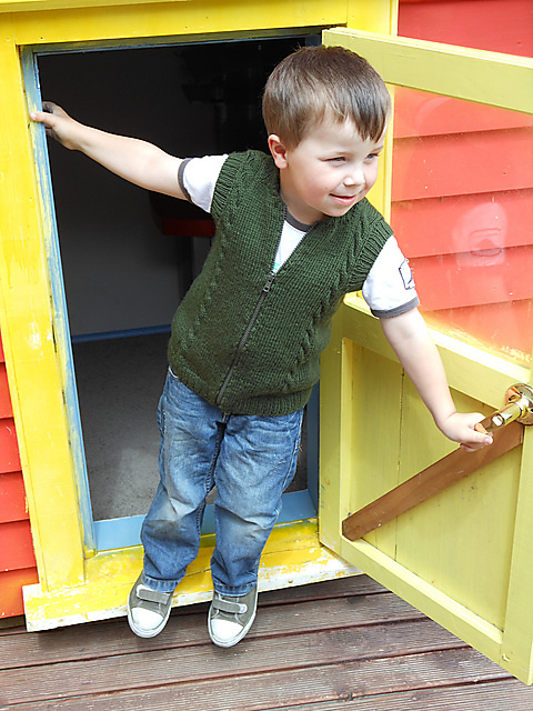 Ravelry: Zipped Up pattern by Sarah Ronchetti