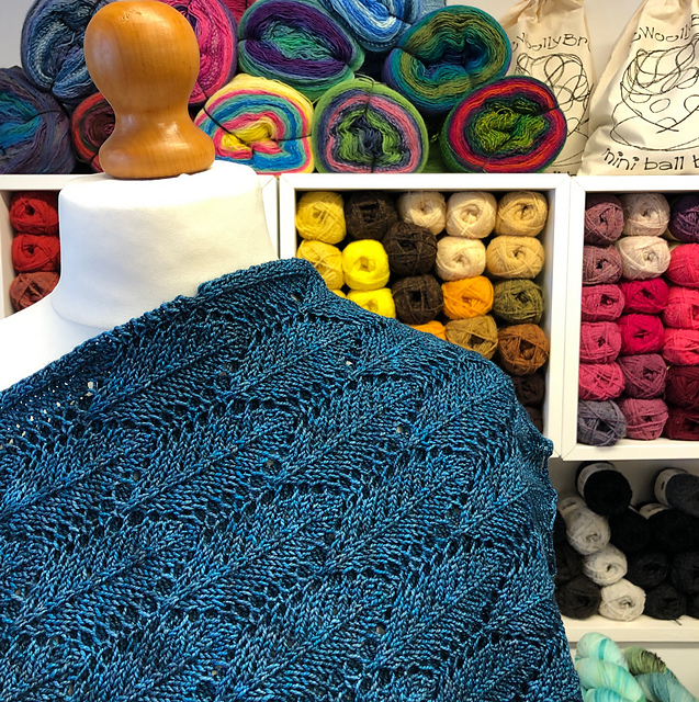 Ravelry: Feathered Friends Cowl pattern by Sabine Gruschow