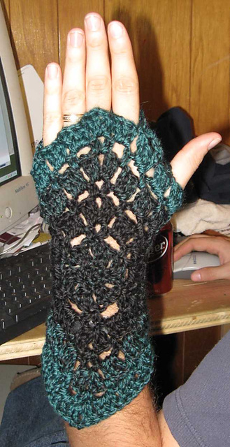 Ravelry: Gauntlets pattern by Jessica Lombard