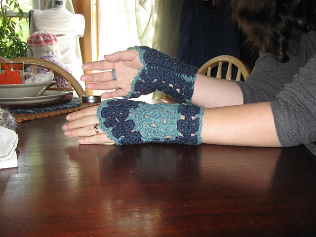 Ravelry: Pent Handwarmers pattern by Jessica Lombard