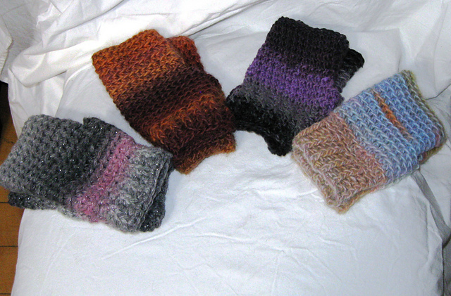 Ravelry: Reversible Unisex Handwarmers pattern by Jessica Lombard