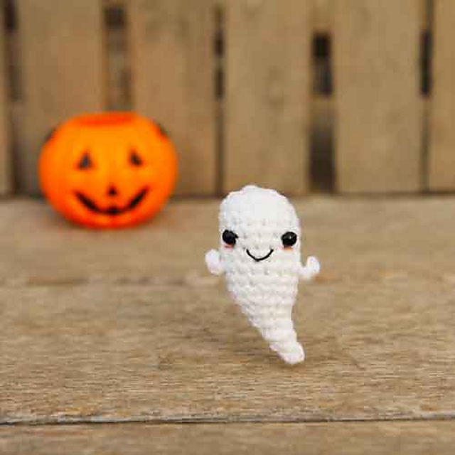 Ravelry: Small Ghost Keychain pattern by Shama Mohammed