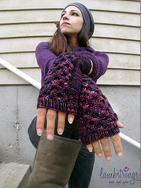 Ravelry: Lambstrings' Spira Mitts (er...almost)