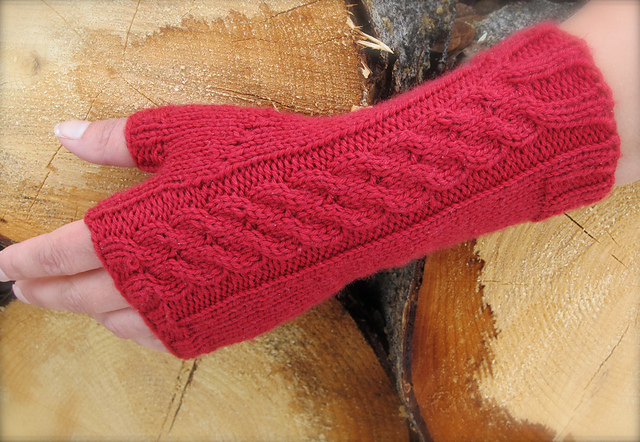 Ravelry: Twists Up Gauntlet pattern by Siana Mills