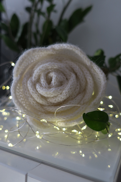 Ravelry: Rose and Pearls Scarf pattern by Karolina Wesolek