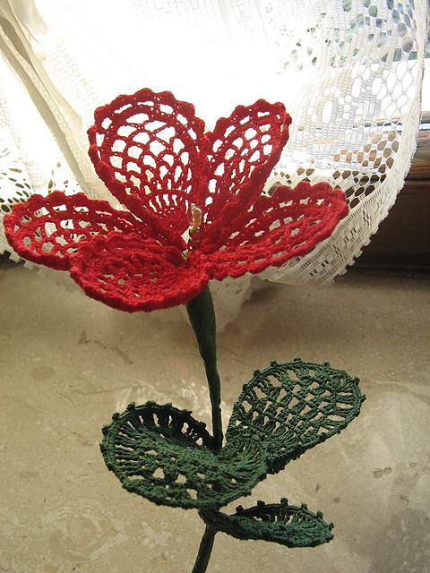 Ravelry: Fiore rosso pattern by Silvana Catallo