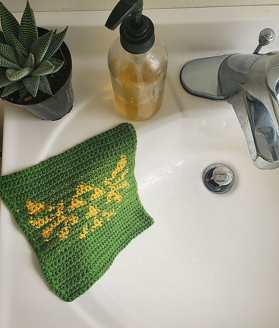 Ravelry: Zelda Triforce Tapestry Washcloth pattern by Zaray Buenrostro