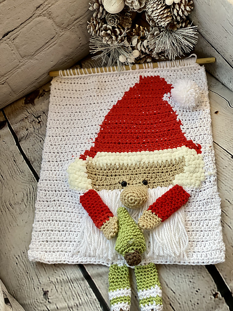 Ravelry: rustic santa wall hanging pattern by Shelina Ishani
