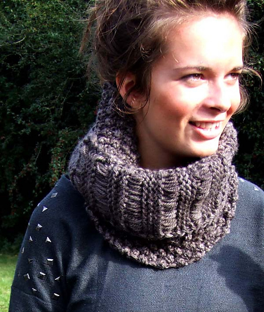 Ravelry: Dit an' Dah Cowl pattern by Debbie Orr