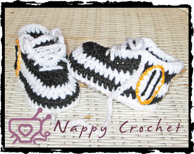 Ravelry: Baby Football Booties Juventus pattern by Nappy Crochet