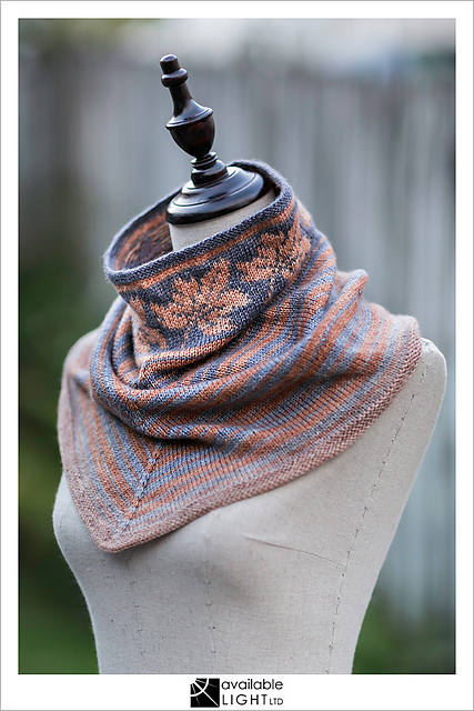 Ravelry: Autumnal Cowl pattern by handmade by SMINÉ