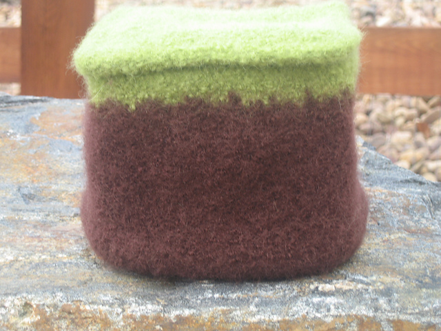Ravelry: sockentante's Minecraft knitted dirt block
