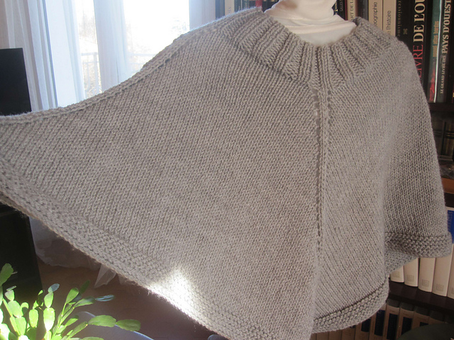 Ravelry: Poncho quatre pointes pattern by Hélène2.3 Soie et laine