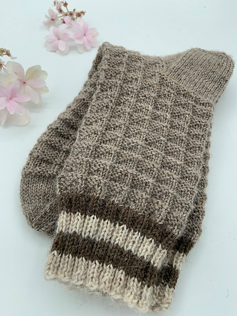 Ravelry: Triangle & stripes socks pattern by Pien Roggeveen