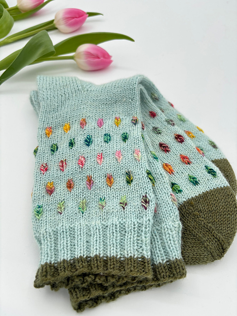Ravelry: Funny feather socks pattern by Pien Roggeveen