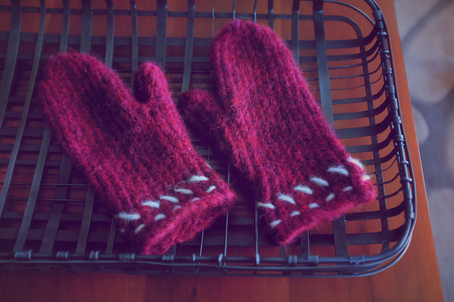 Ravelry: spoolofthirds' Puffin Mittens