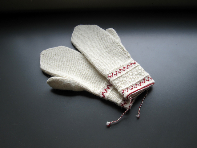Ravelry: Ladies Orsa Mitten in Tvåändsstickning pattern by Nancy Bush