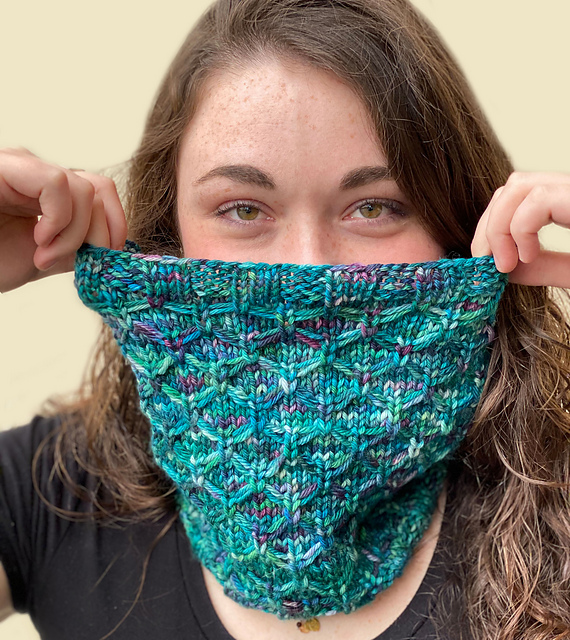 Ravelry: Reticolo Cowl pattern by Jillian Robbins
