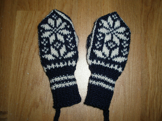 Ravelry: Svartir og hvítir vettlingar - uppskrift 44 pattern by Tinna ...