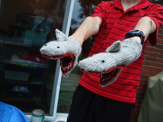 Ravelry: stitchbrinnstitch's Etsy Shark Mittens