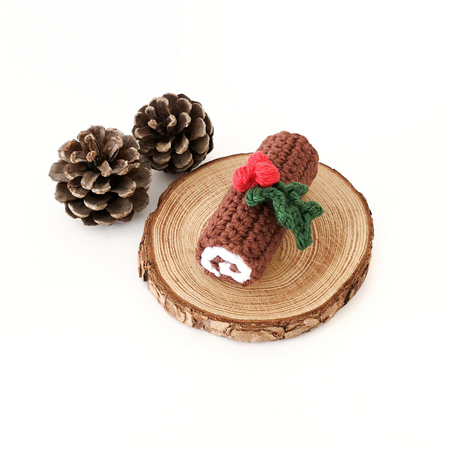 Ravelry: Yule Log Ornament pattern by Fay Lyth