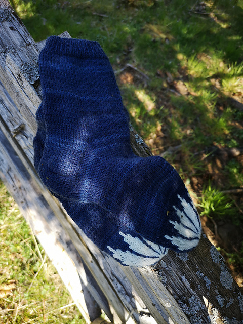 Ravelry: Violet socks pattern by StrikkeUlla