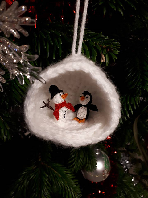 Ravelry: Penguin and snowman Christmas tree decoration pattern by L Hodgins