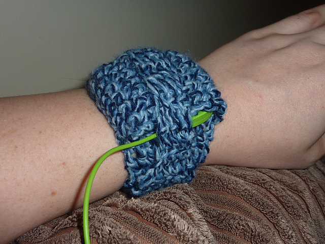 Ravelry: Mp3 Player Wrist Cuff pattern by Tink Jones