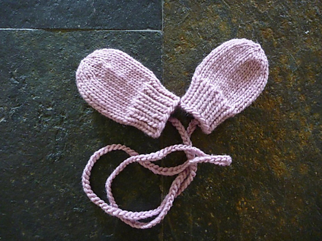 Ravelry: Circles Stroller Mittens pattern by Susan B. Anderson