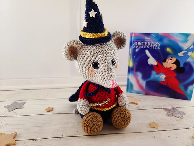 Ravelry: Merlin Mouse pattern by Carolyne Brodie