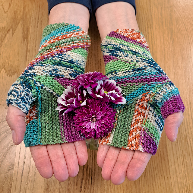 Ravelry: Windrädchen Fingerless Gloves pattern by Sybil R