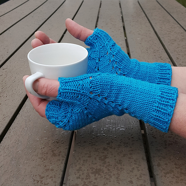 Ravelry: Snowflake Mitts pattern by Sybil R