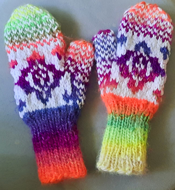 Ravelry: Fancy Mittens for youngsters pattern by Christine LeGrow ...
