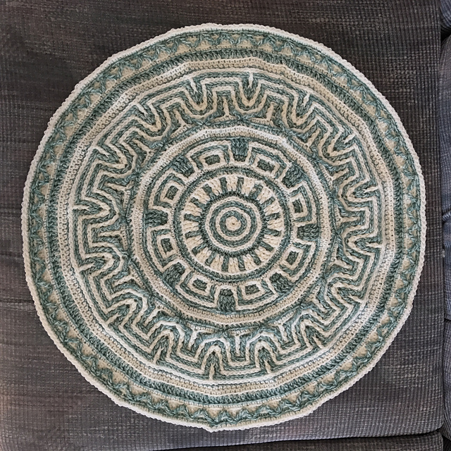 Ravelry: taemombo's Labyrinth Celtic Blanket