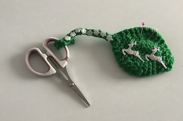 Ravelry: Scissors and Pincushion Minder pattern by taffylass knits