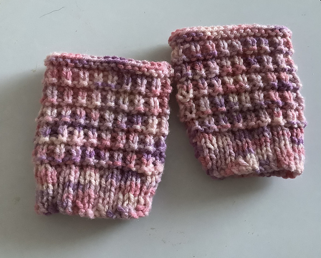 Ravelry: Indoor Fingers Free Mitts pattern by taffylass knits