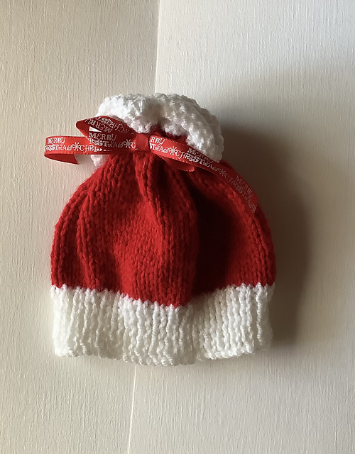 Ravelry: Little Santa Hat pattern by taffylass knits