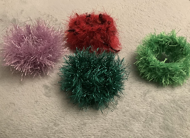 Ravelry: Pretty Wristband pattern by taffylass knits