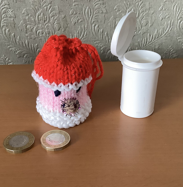 Ravelry: Santa Coin Holder pattern by taffylass knits