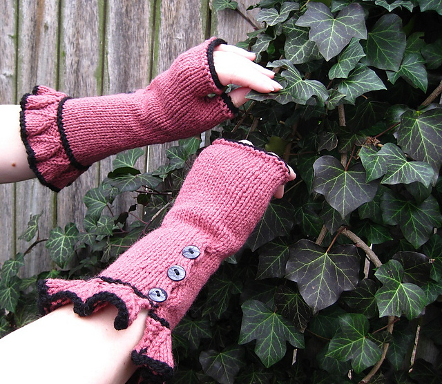 Ravelry: takdpm's Belle Ruffle Gloves