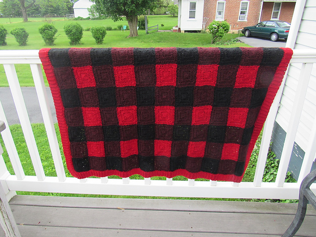 Ravelry: takdpm's Buffalo Check solid granny square baby blanket
